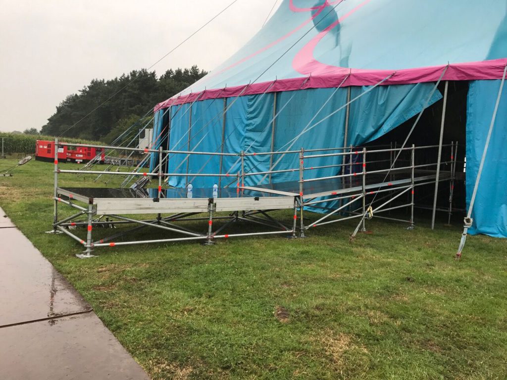 Podium Ramp voor uw event – BV RENT- Geluid – Licht – Video – BV RENT